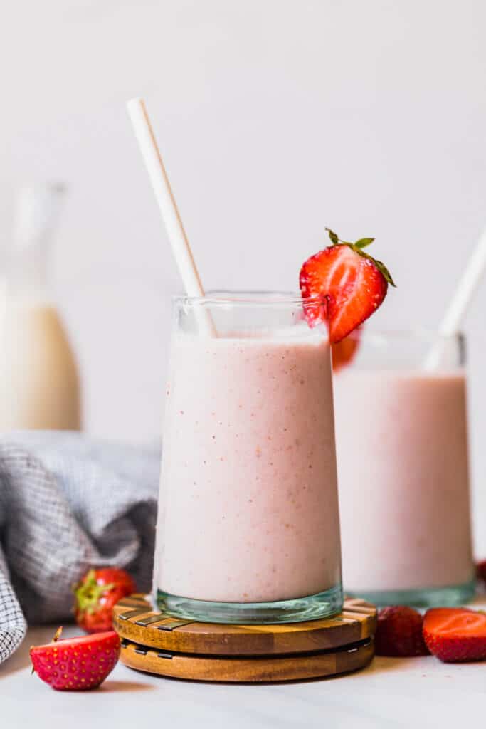 How to Make a Strawberry Banana Smoothie - The Movement Menu
